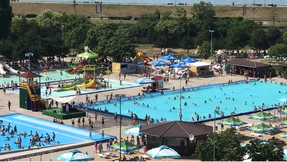 Ștrandul Crângași, ”paradis” al aglomerației și al încălcării regulilor ...