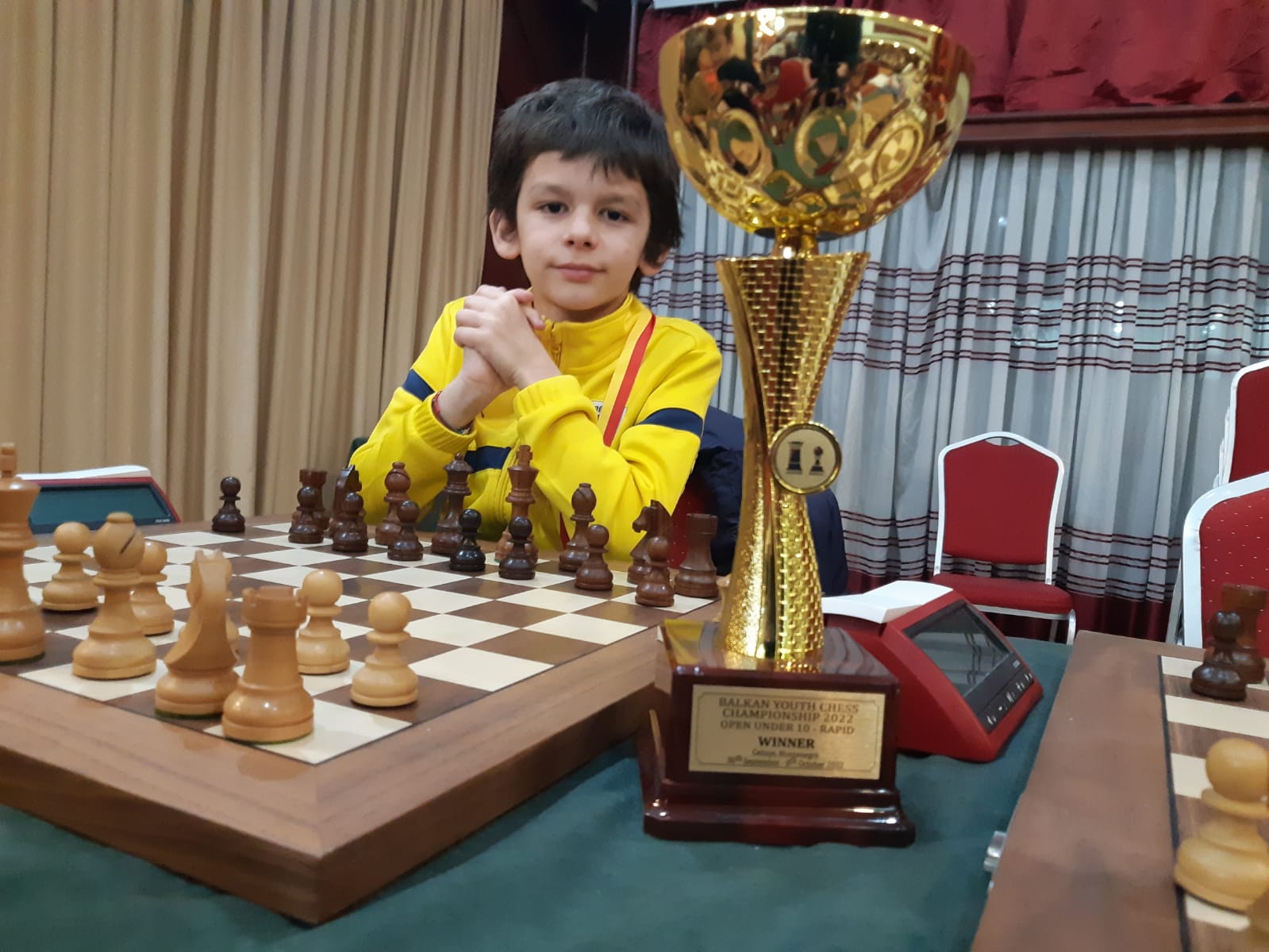 Un român de 9 ani este triplu campion balcanic la șah, categoria U10 ...