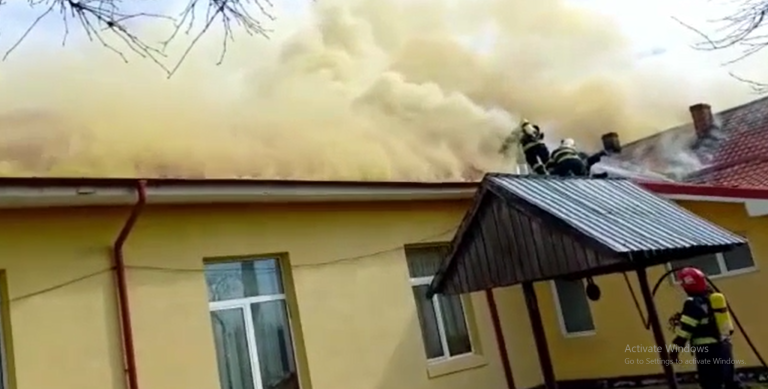 Școală afectată complet de incendiu, în județul Olt