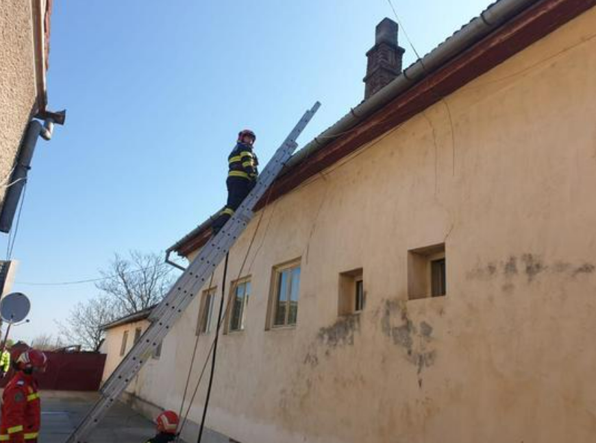 Incendiu la o școală din Arad: elevii și angajații au fost evacuați