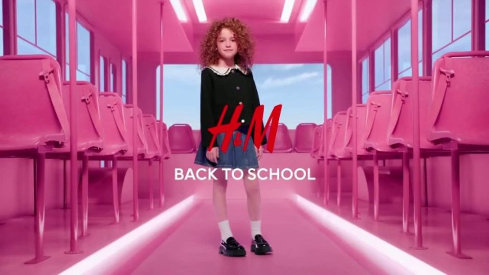 H&M retrage o reclamă la uniformele școlare, în urma unor acuzații de ...