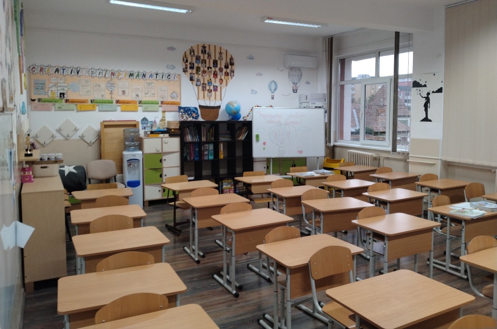 Trei clase cu câte 27, 30 și 34 de elevi, una cu 10 elevi. Situație ...